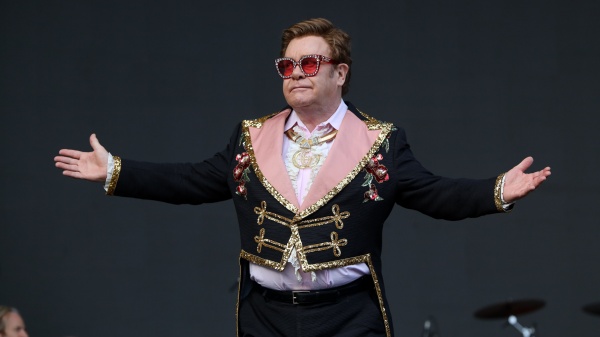 Elton John, gazda unui concert caritabil acasa | LuxuryOnline